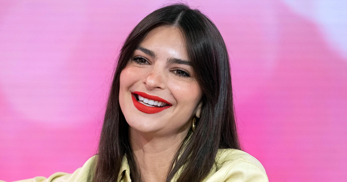 Emily Ratajkowski Teeth : A $1 Million Smile or a €2,999 Hollywood Smile?