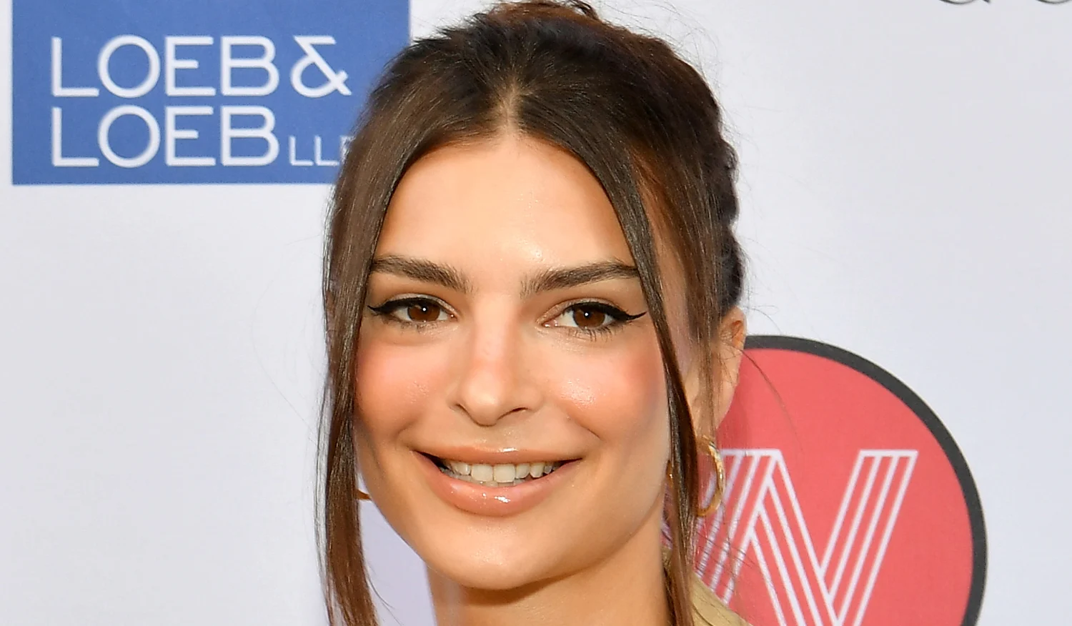 Emily Ratajkowski Teeth : A $1 Million Smile or a €2,999 Hollywood Smile?