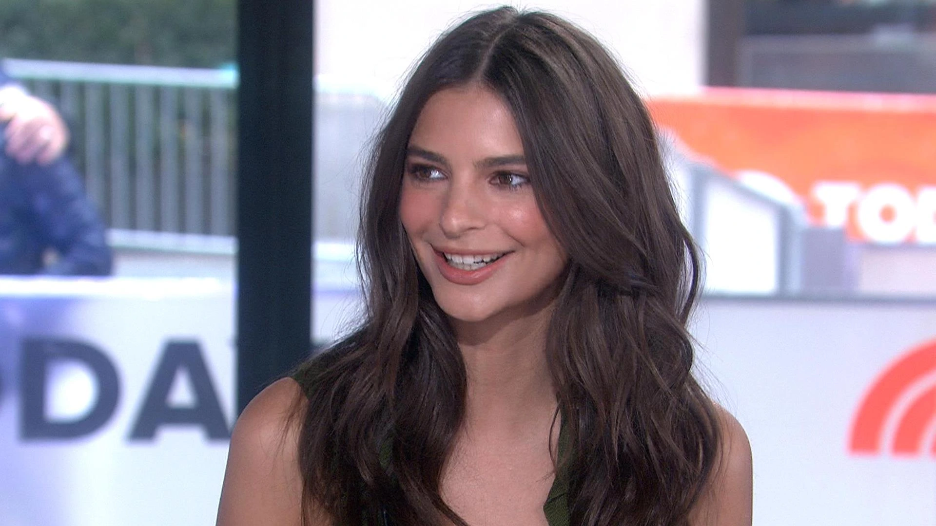 Emily Ratajkowski Teeth : A $1 Million Smile or a €2,999 Hollywood Smile?